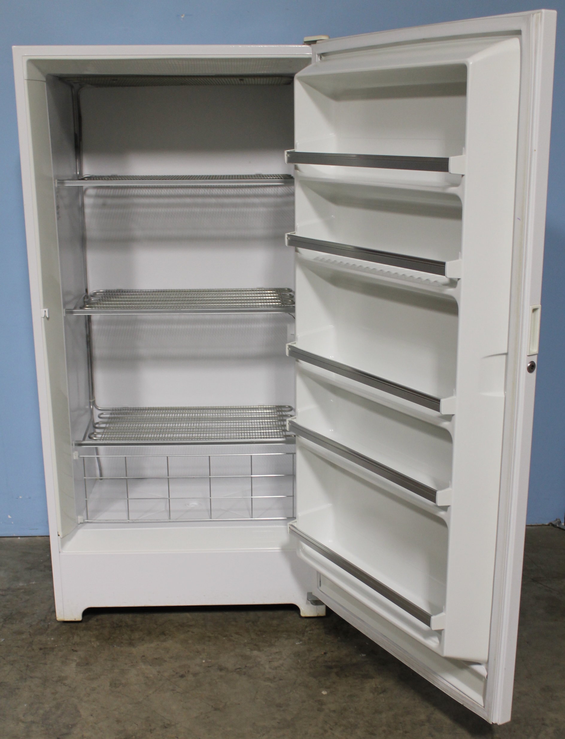 Refurbished White Westinghouse 20 Upright Freezer Model MFU17M3BW3